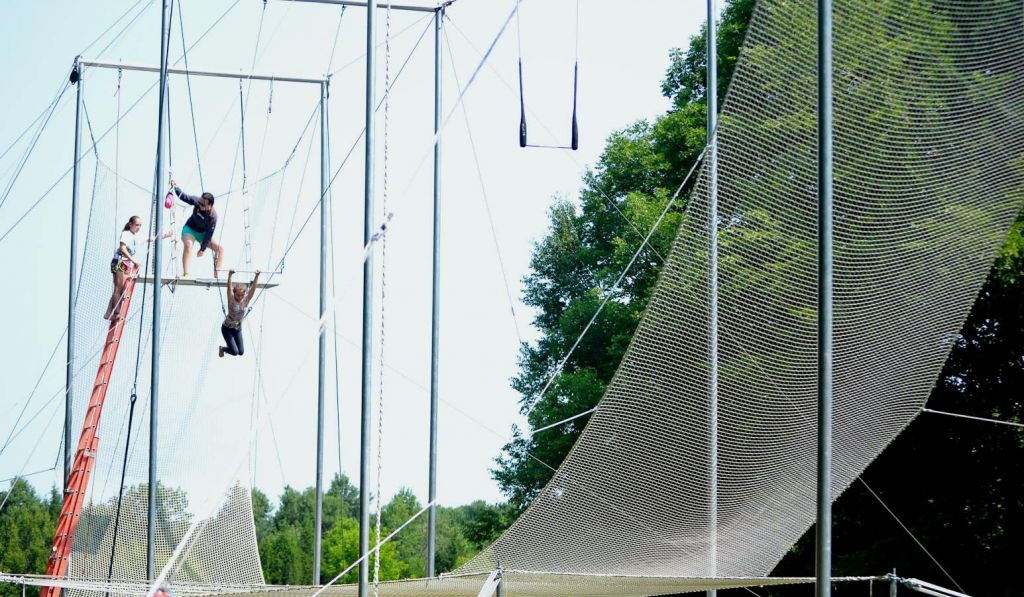 FLYING TRAPEZE PROGRAM