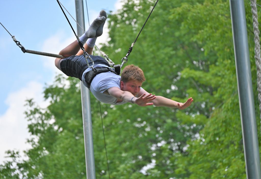 FLYING TRAPEZE PROGRAM