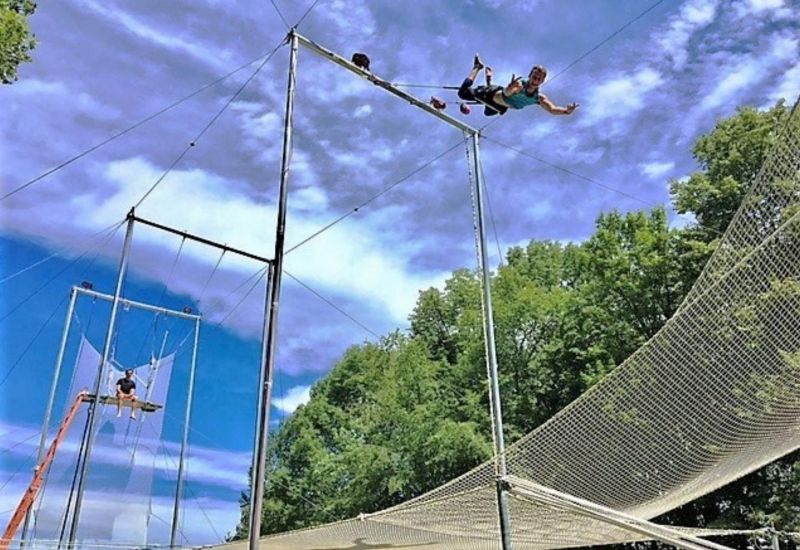 FLYING TRAPEZE PROGRAM