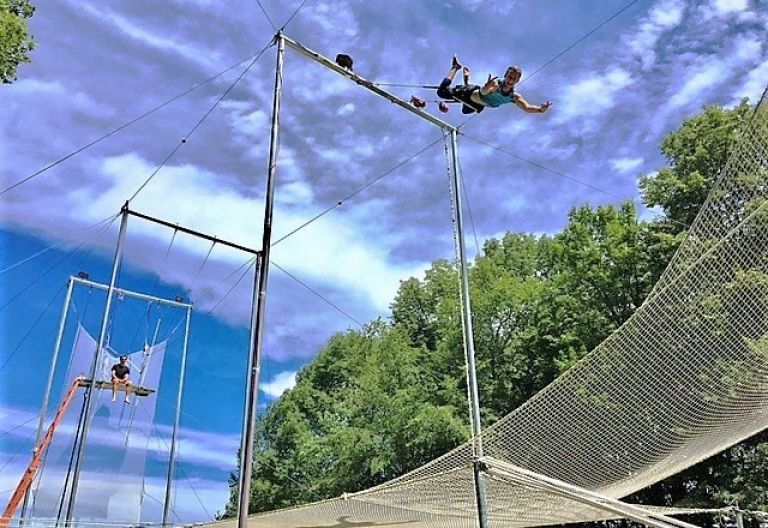 FLYING TRAPEZE PROGRAM